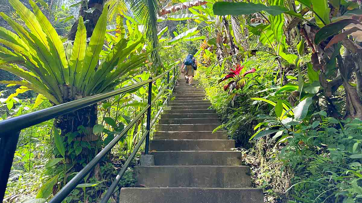 Gembleng Waterval: natuurlijke infinity pools in de jungle - Het Andere ...